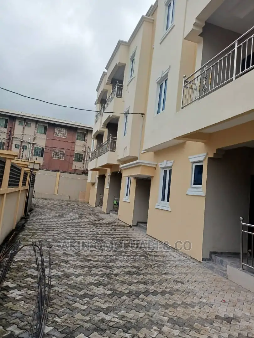 2bdrm Block of Flats in Ire-Akari Estate for sale in Ire Akari - Houses ...