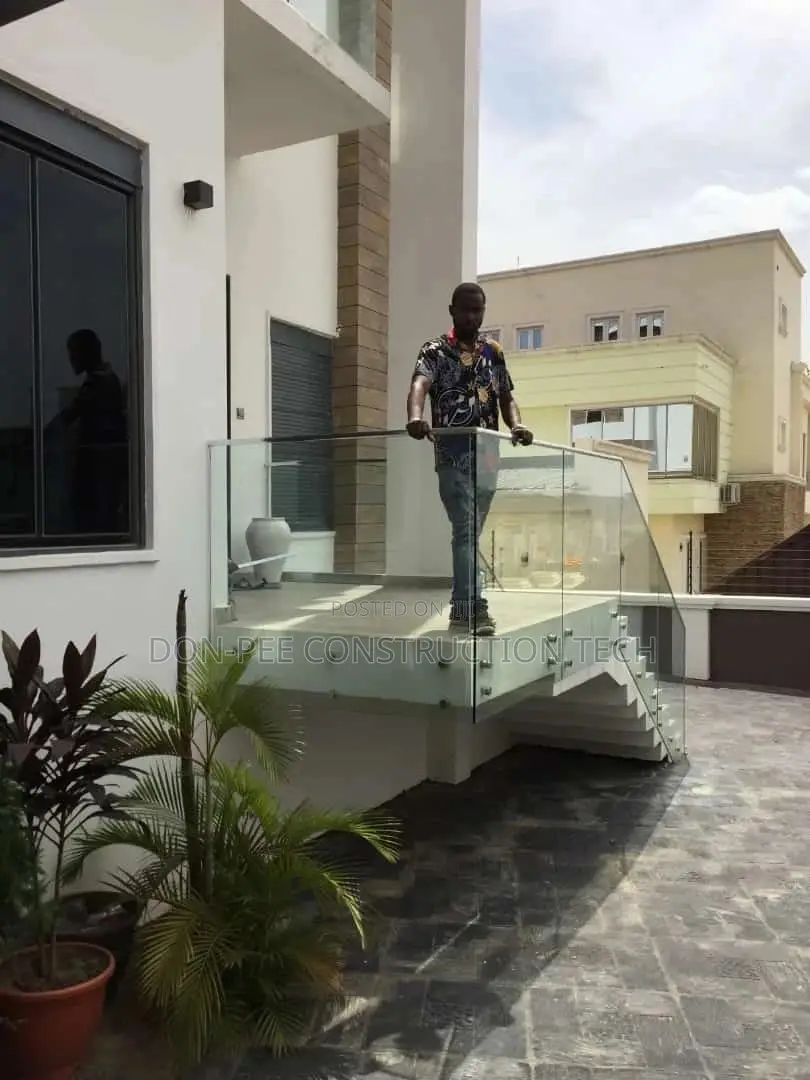 Frameless Glass Handrails in Central Business District - Children's ...