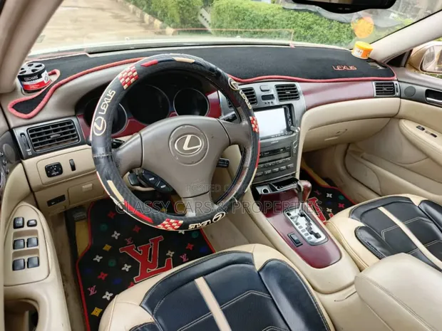 Lexus E 300 2004 Interior