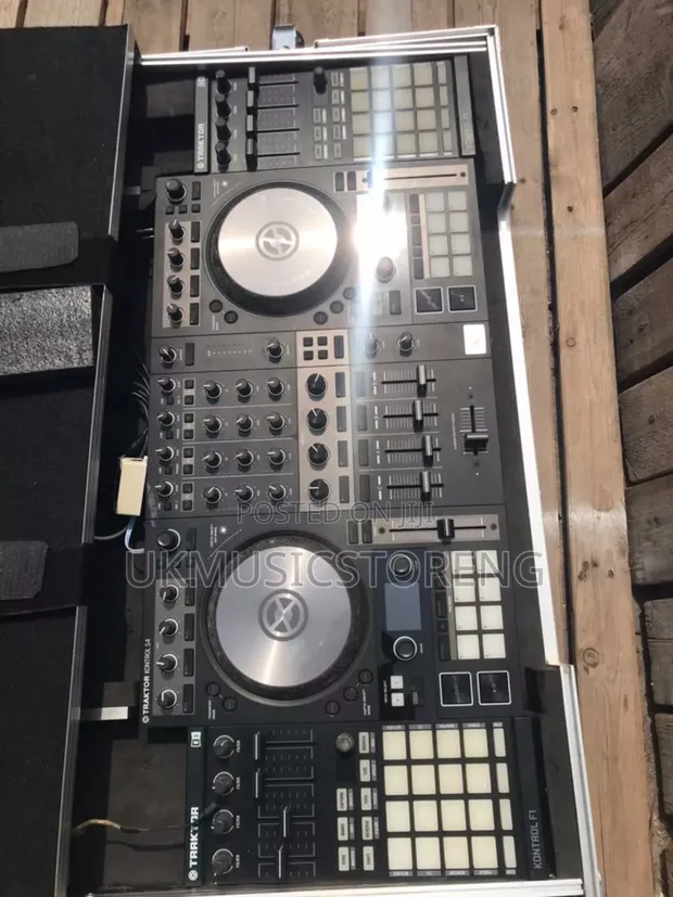 Trator S4 F1 REVIEW: NI Traktor Kontrol S4 MK2 DJ Controller