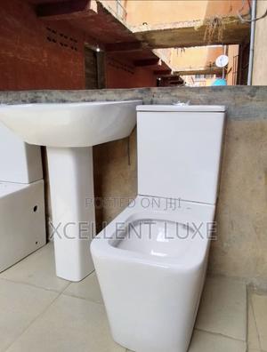 Set of a Executive Vstar Wc With a Soft Landing Cover in Orile ...