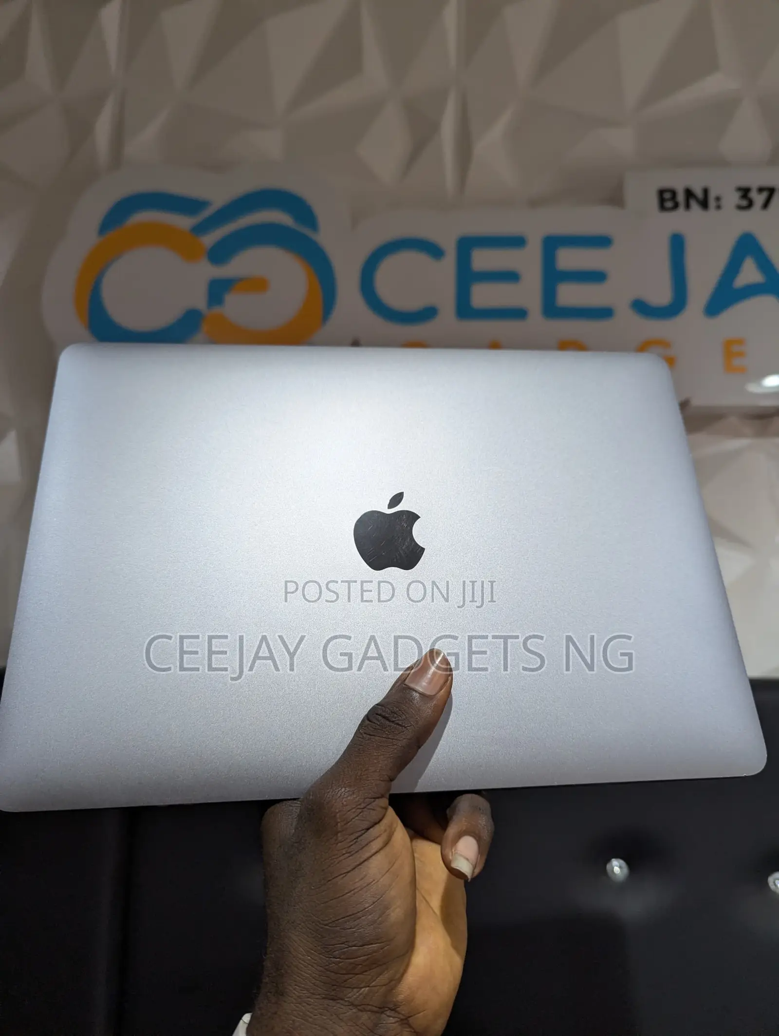 Laptop Apple MacBook Pro 2020 M1 8GB Apple M1 SSD 256GB in Ikeja ...