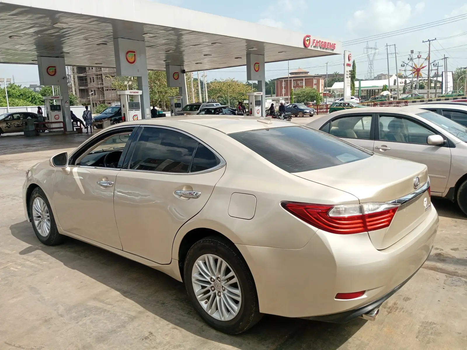 Lexus ES 2014 Gold in Abeokuta North - Cars, Car Marketplace | Jiji.ng