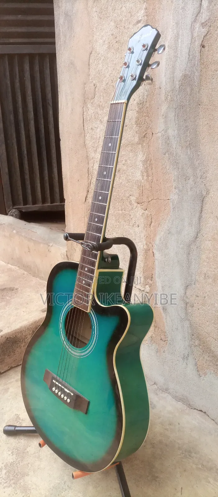 Quality Acoustic Guitar With Stand in Benin City - Musical Instruments ...