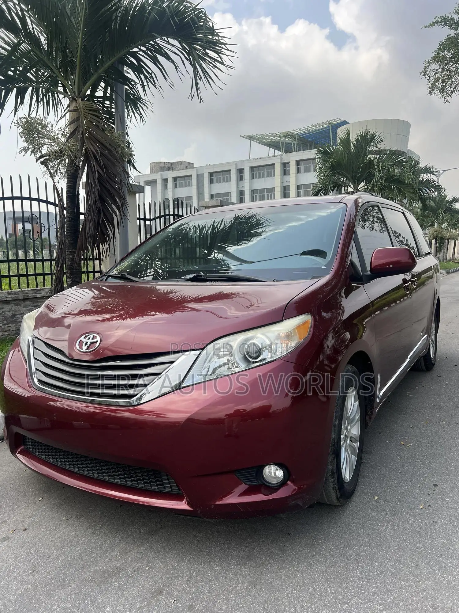 Toyota Sienna XLE FWD 8-Passenger 2013 Maroon in Ajah - Cars, Fera Autos | Jiji.ng