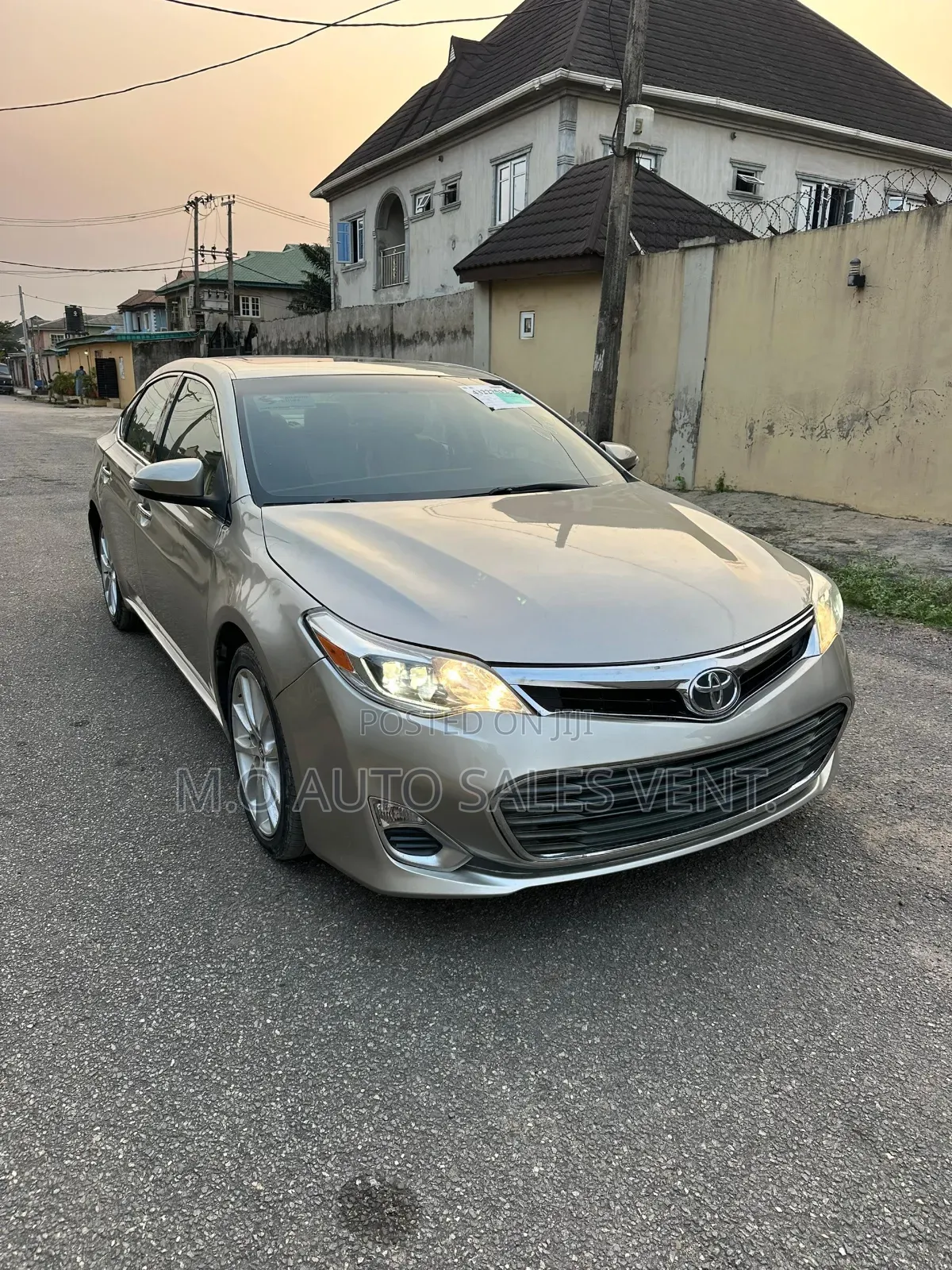Toyota Avalon Limited Sedan FWD (3.5L 6cyl 6A) 2013 Gold in Abule Egba ...