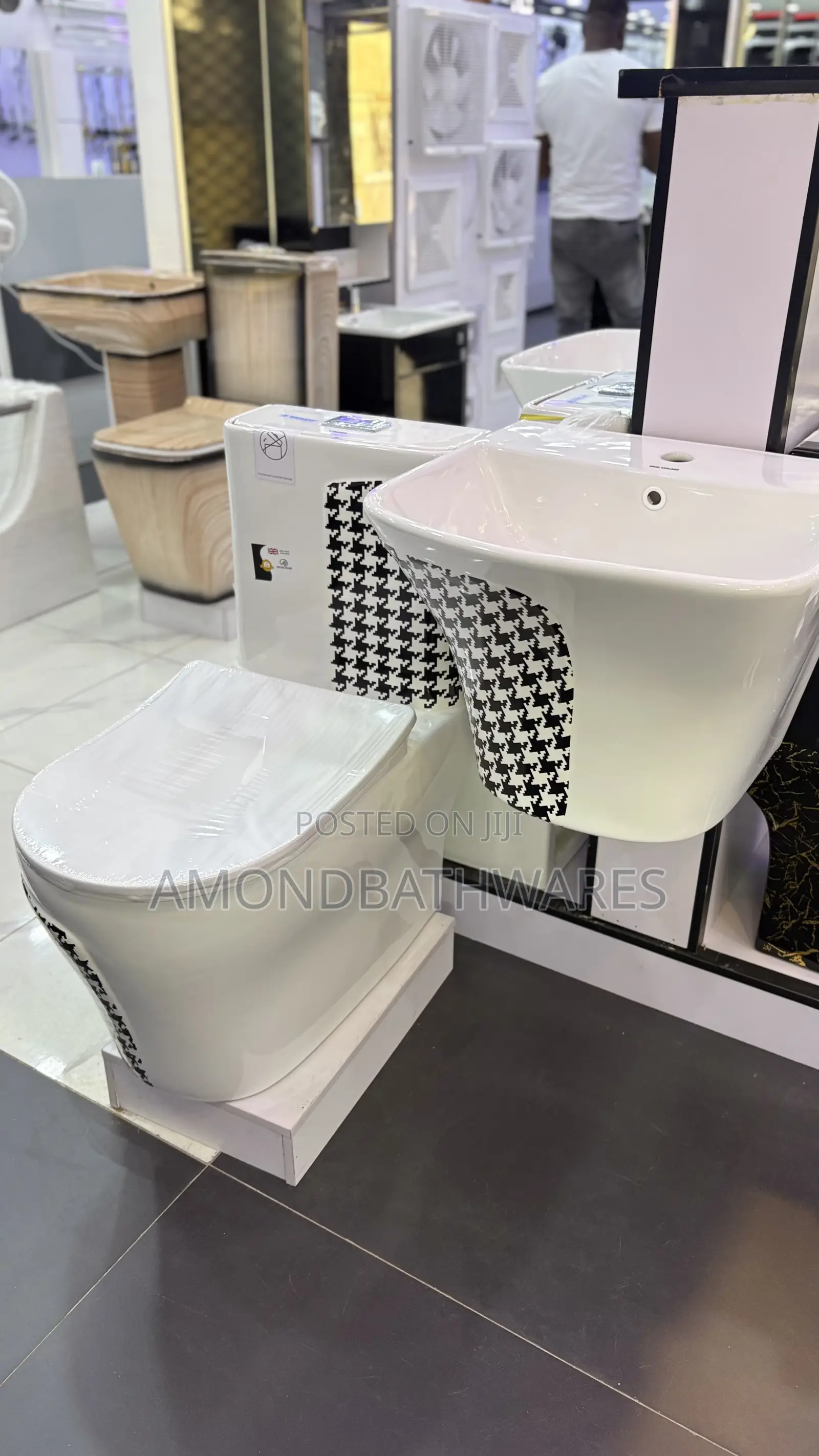 Black and White Wc With Suspended Basin in Orile - Plumbing & Water ...