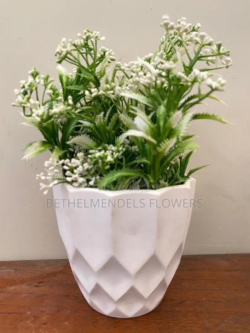 White Mini Table Tops Paired With Yellow and White Heather Spray| 20cm ...