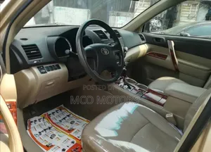 Toyota Highlander 2010 Gold in Apapa - Cars, Mco Motors | Jiji.ng