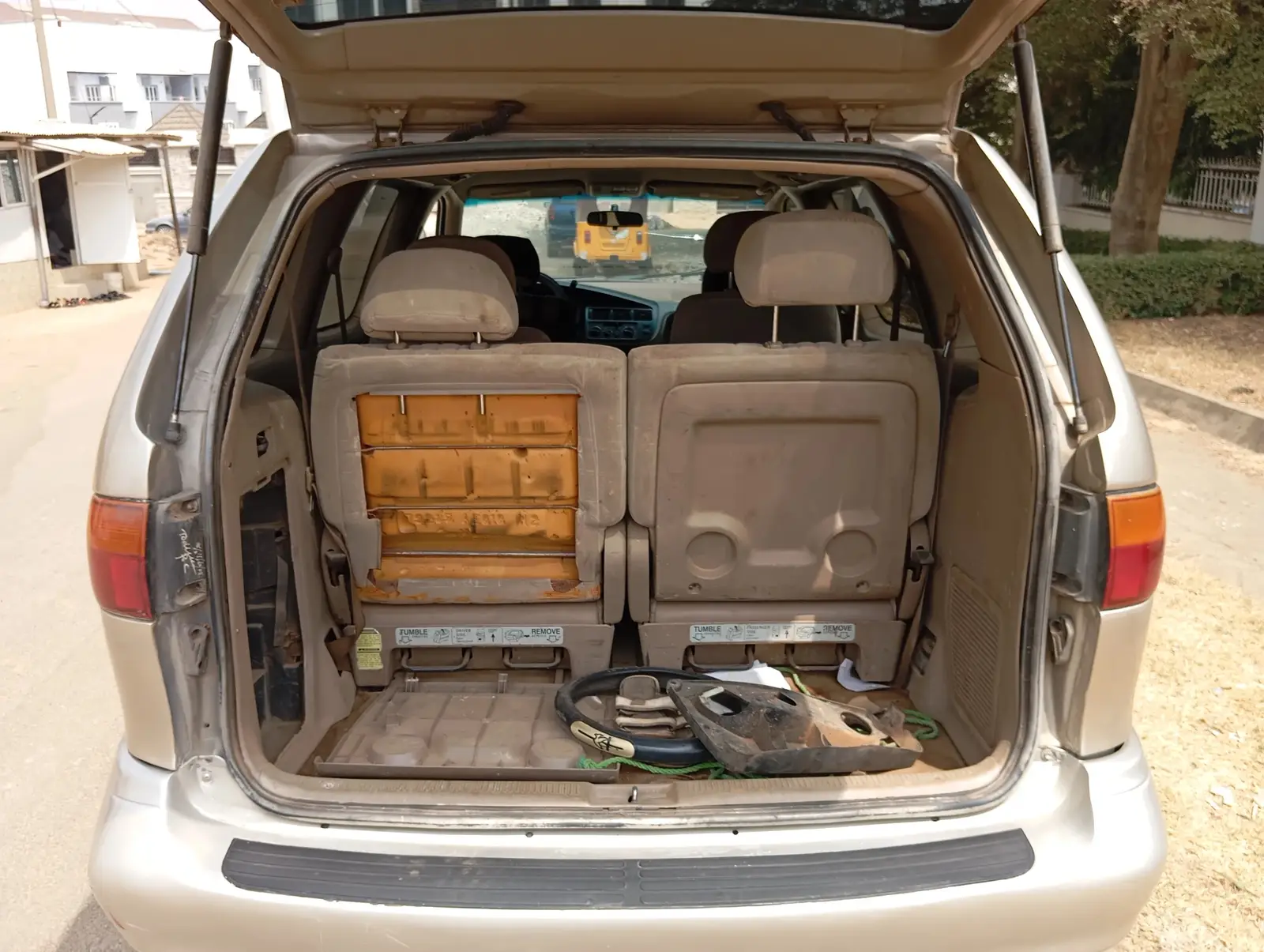 Toyota Sienna 2000 Beige in Gwarinpa - Cars, Car Marketplace | Jiji.ng