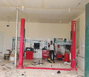 Launch Brand Two-post Hydraulic Car Lift With A 4000kg Lifting Capacit ...