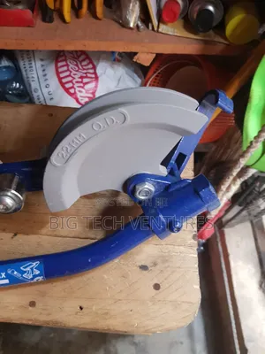 Heavy-Duty Blue Manual Pipe Bender Designed to Bend 15mm and 22mm Copp ...